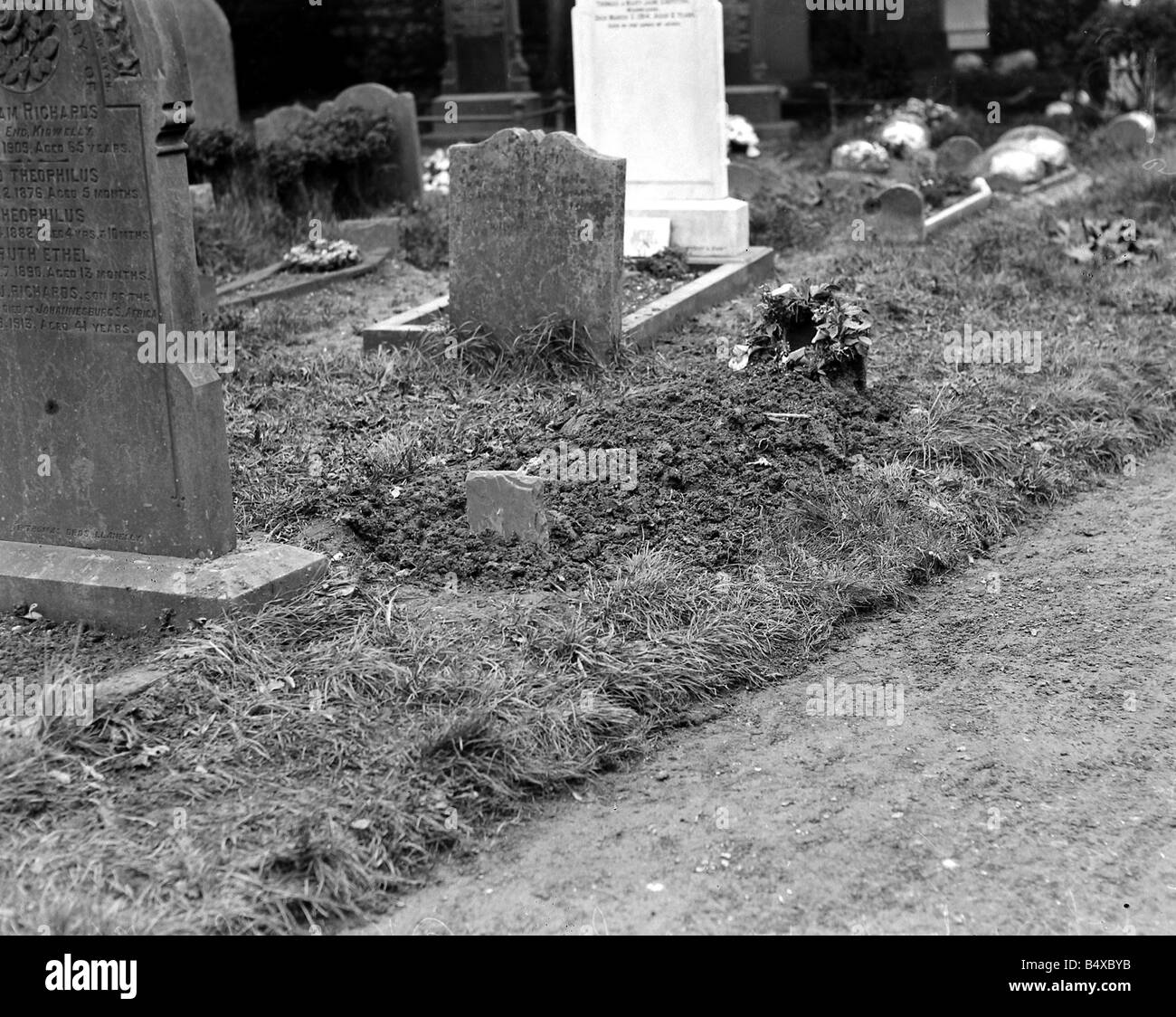 La tombe de Mabel Greenwood dont le corps a été exhumé à la suite de ...