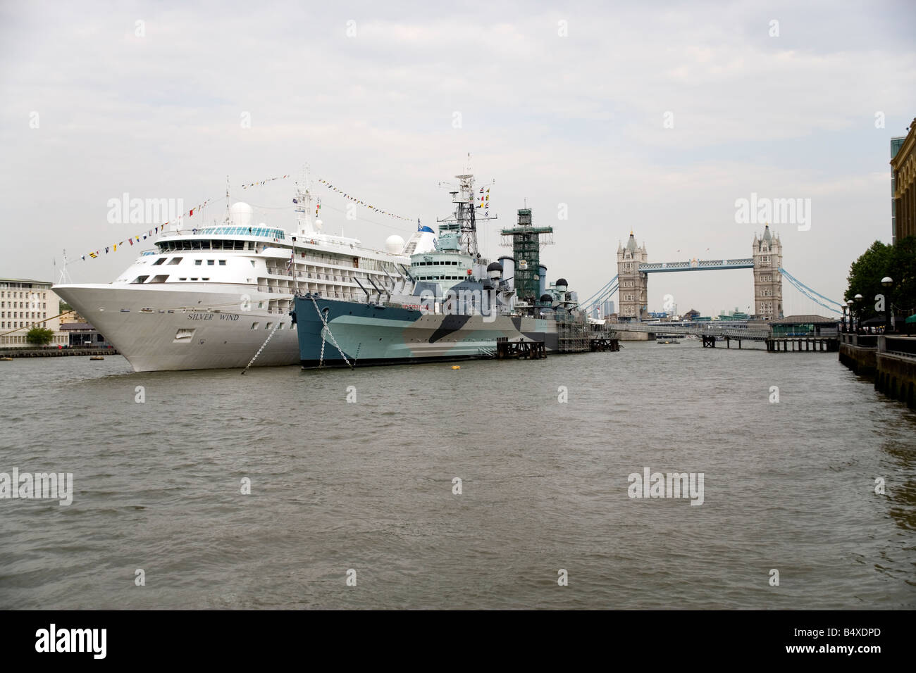 Le HMS Belfast la seconde guerre mondiale le cuirassé amarré sur la ...