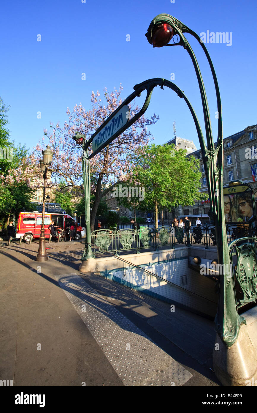 La station de Métro Cité Paris France Photo Stock - Alamy
