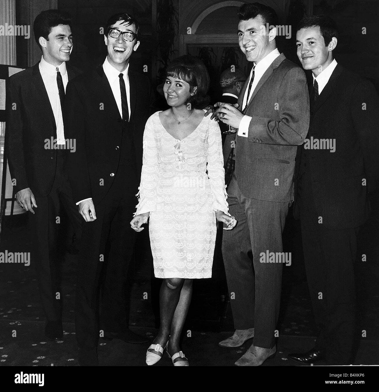 La chanteuse Lulu 16 ans avec le groupe pop musique Shadows Photo Stock ...