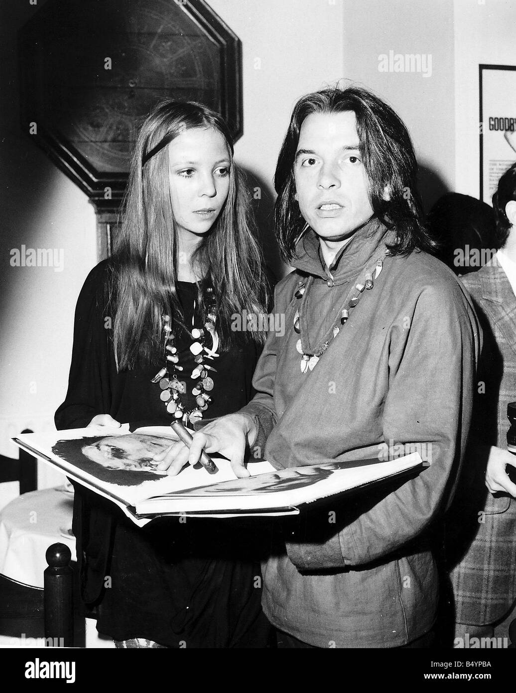 David Bailey photographe de mode montre un exemplaire de son livre Au ...