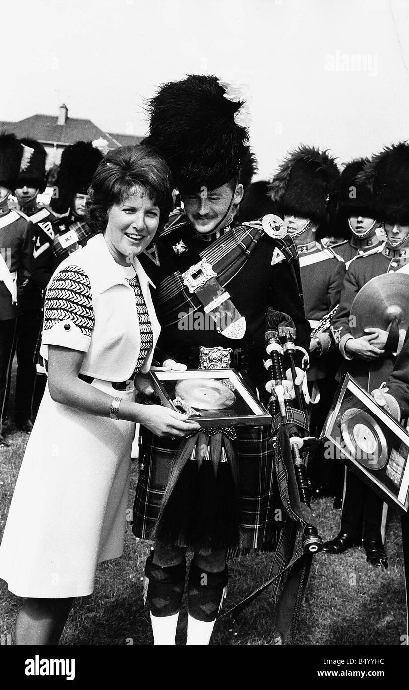 Moira Anderson régiments Singer présente les membres du Royal Scots ...