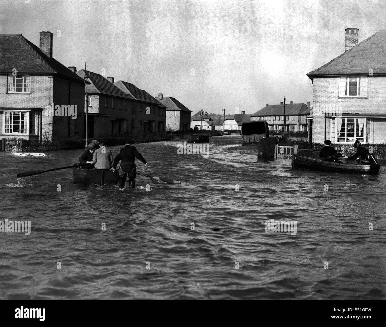 Grande Inondation 1953;le sauvetage est réalisé par de petits bateaux ...