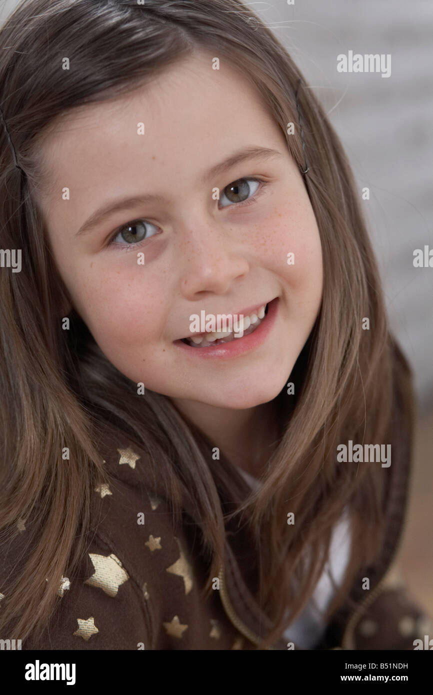 Jeune Fille De 7 Ans Qui Pose Banque De Photographies Et Dimages à