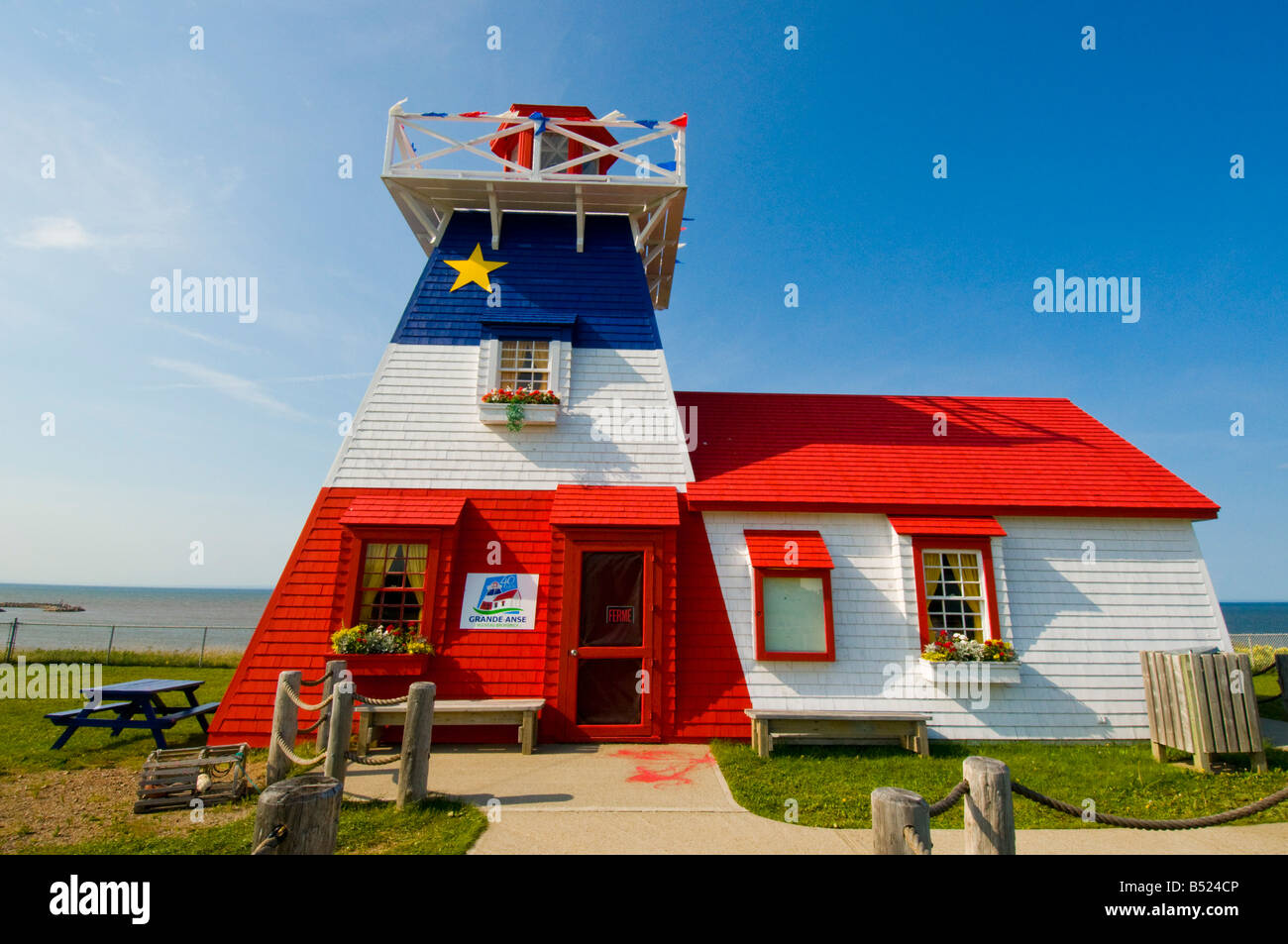 Phare avec drapeau acadien dans la Grande Anse de la Péninsule ...