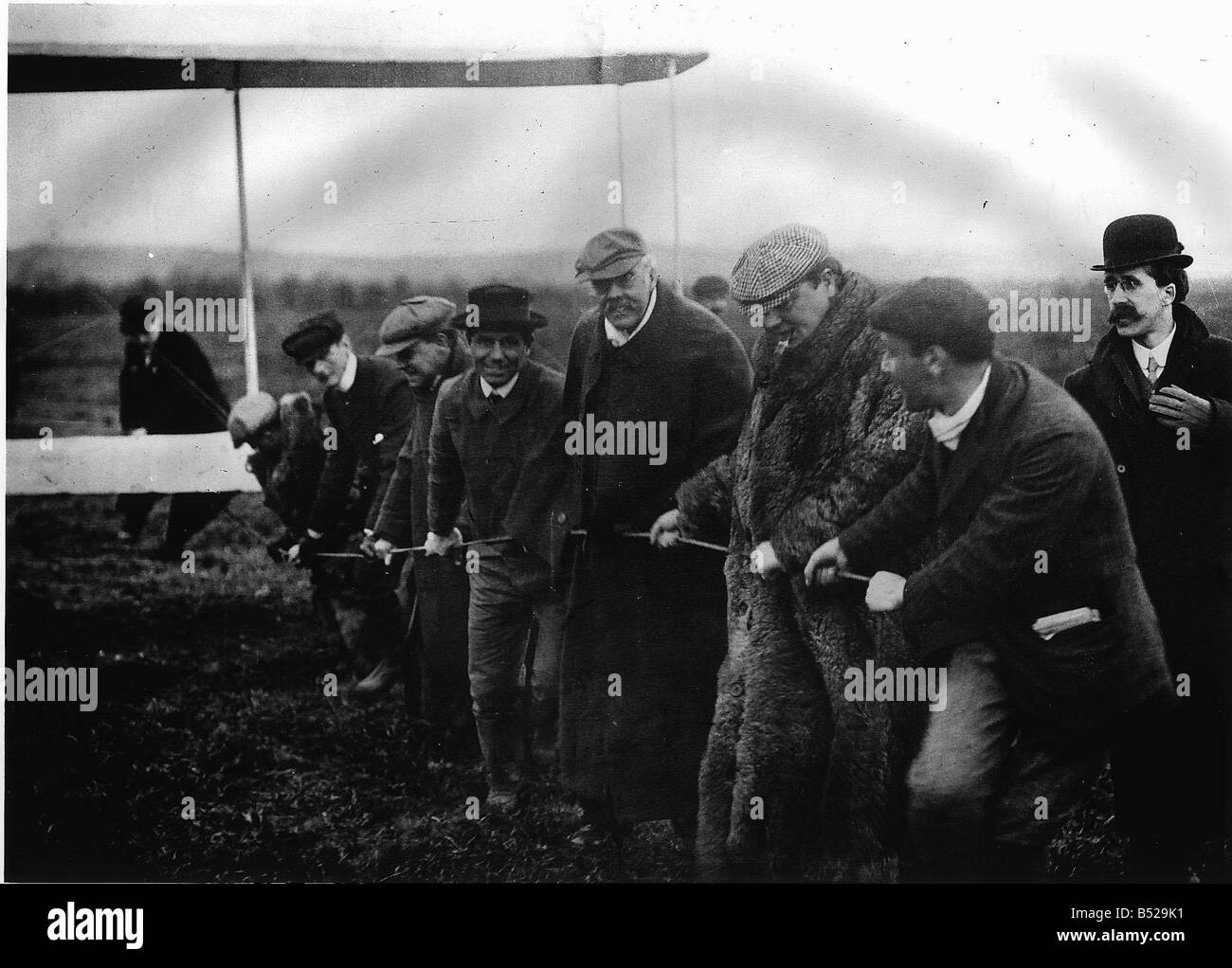 Le journal Baron Lord Northcliffe 1909 portant le manteau de fourrure ...