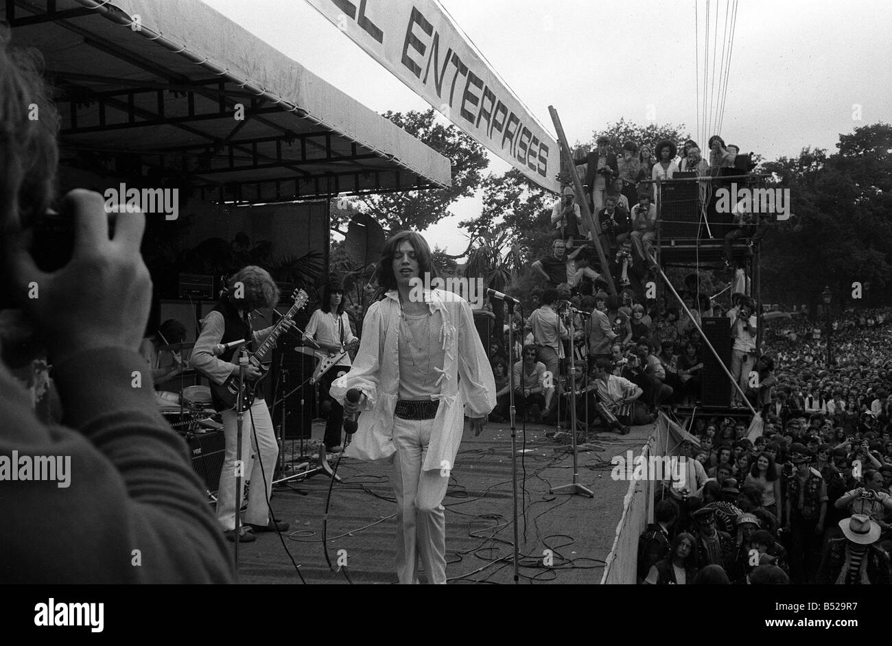 Mick Jagger chante sur scène à un concert des Rolling Stones à Hyde ...
