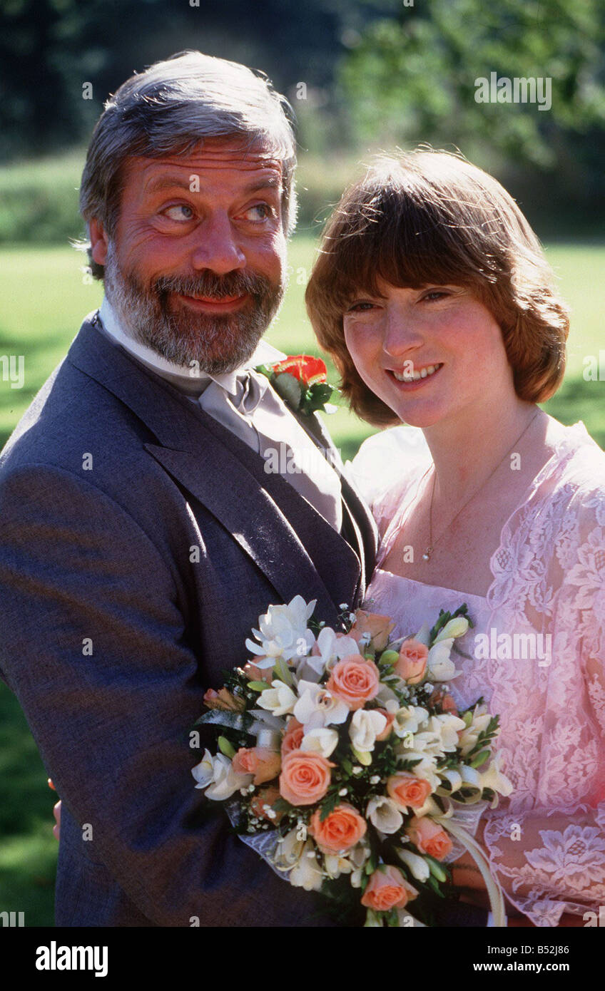 Oliver Reed avec son épouse Joséphine Burge le jour de leur mariage ...