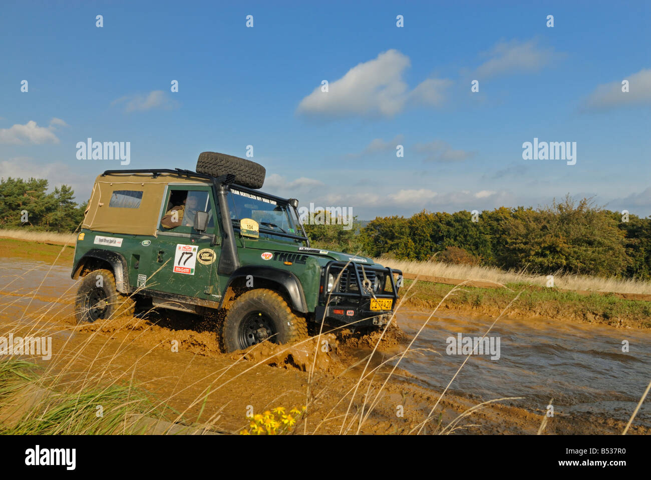 Green Land Rover Defender 90, avec prise d'air haute soulevées et roue ...