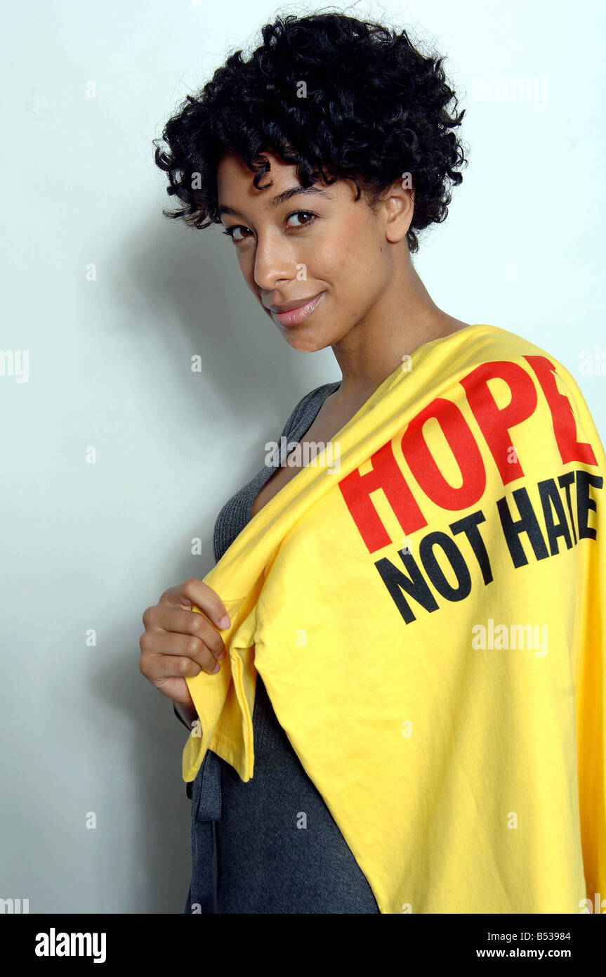 La chanteuse Corinne Bailey Rae avec l'un des miroir quotidien s'espère ...