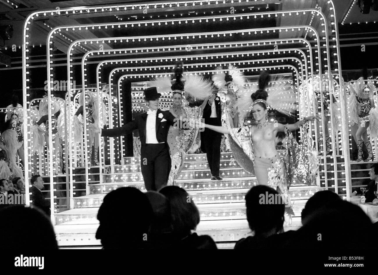 Lido de Paris. Danseuses de cabaret sur scène dans un club de nuit à ...