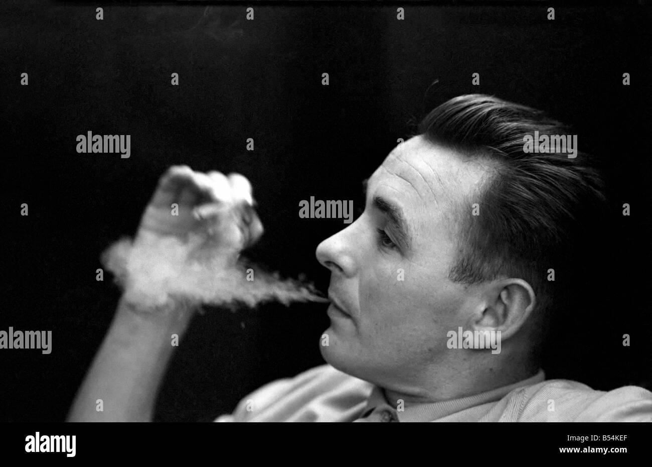 Cigarette 1960s Banque de photographies et d’images à haute résolution ...