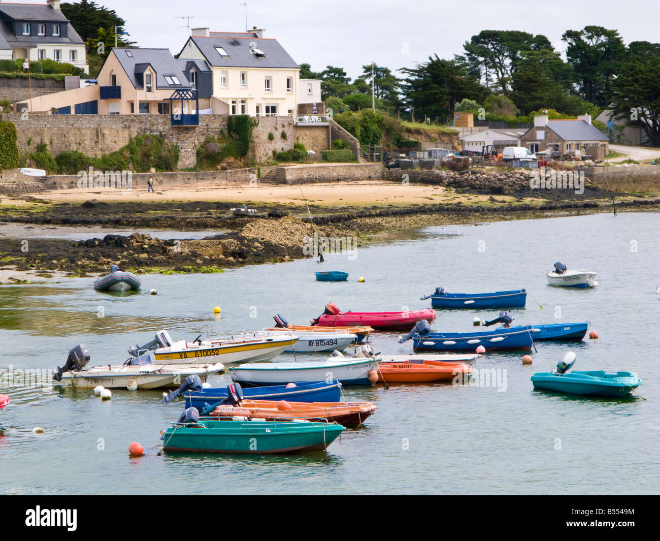 Les petits bateaux amarrés à Larmor-Baden, Golfe du Morbihan, Morbihan ...