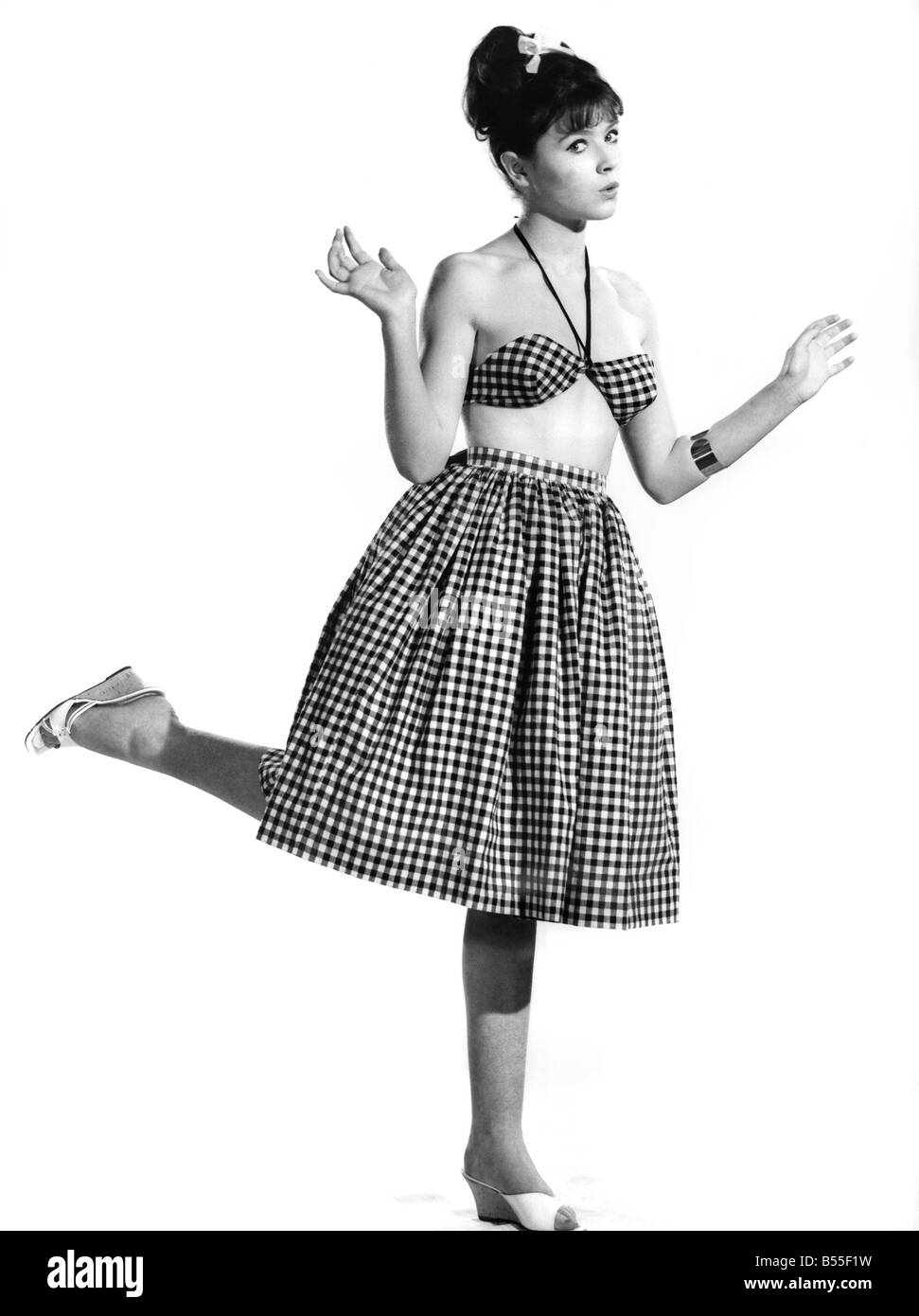 Fashion 1960s model wearing bikini Banque d'images détourées - Alamy