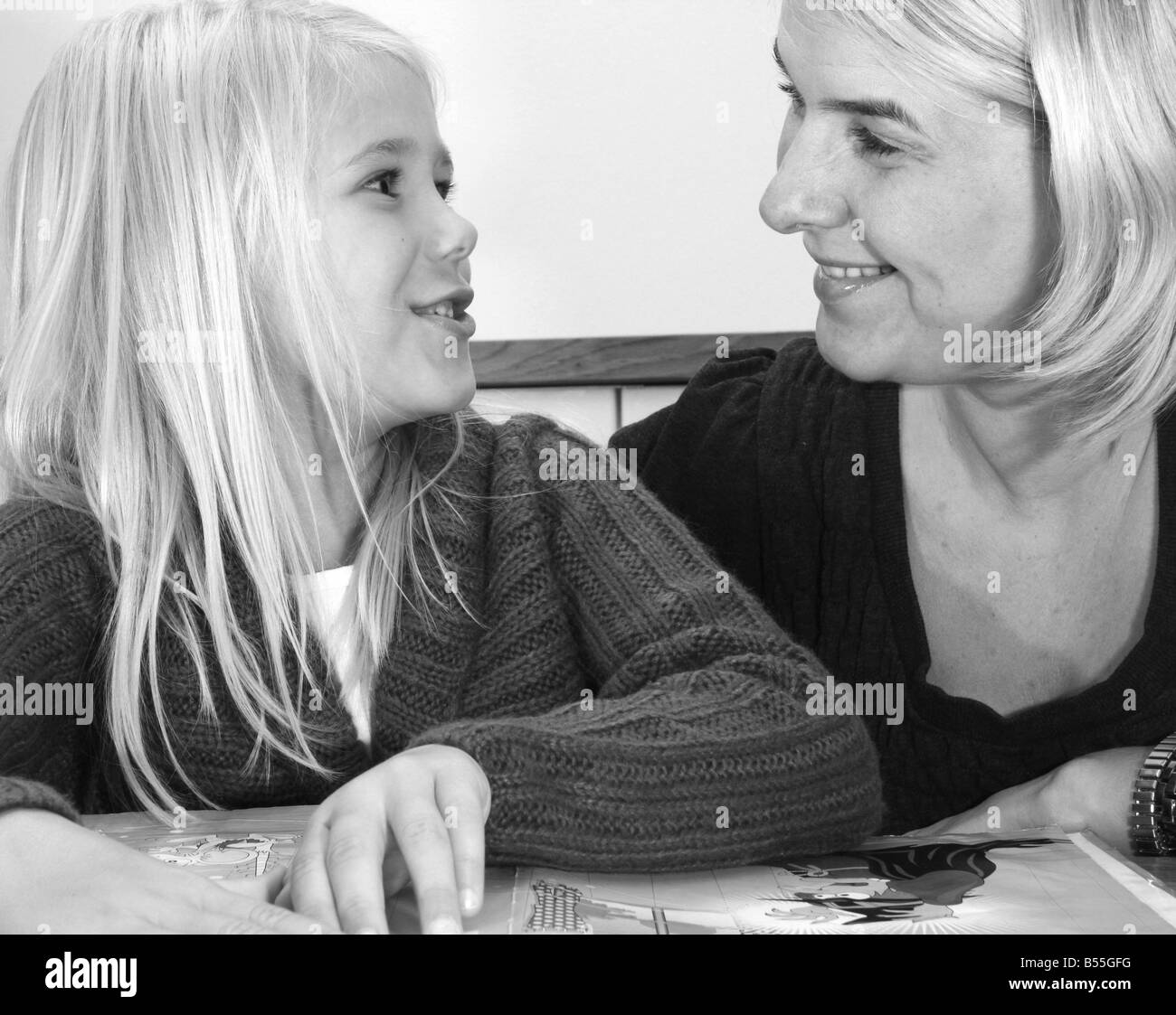 Mère Aidant Sa Fille à Faire Ses Devoirs Banque Dimages Noir Et Blanc
