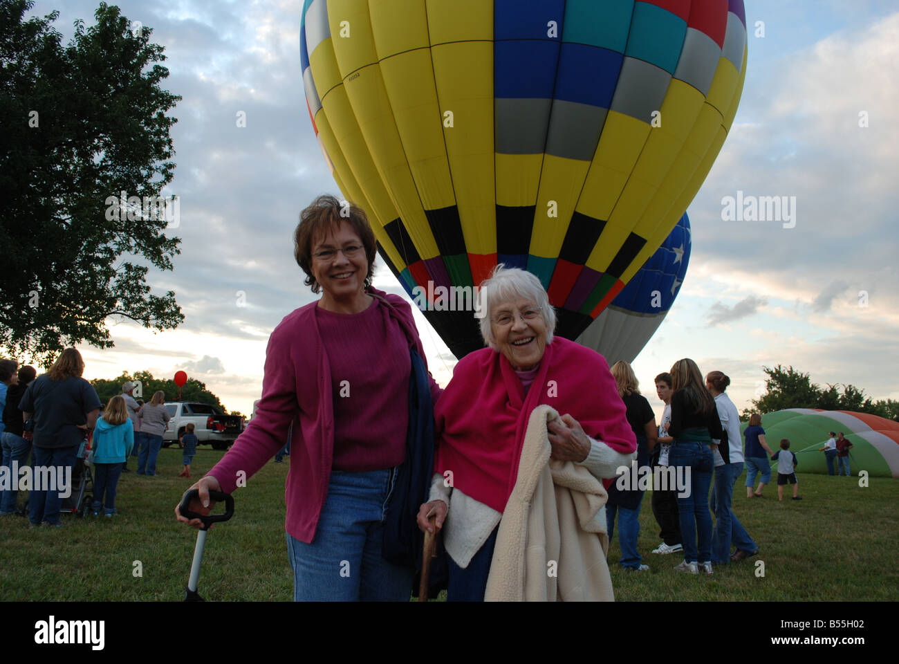 96 ans, femme et de sa fille de 60 ans en face d'un ballon à air chaud ...