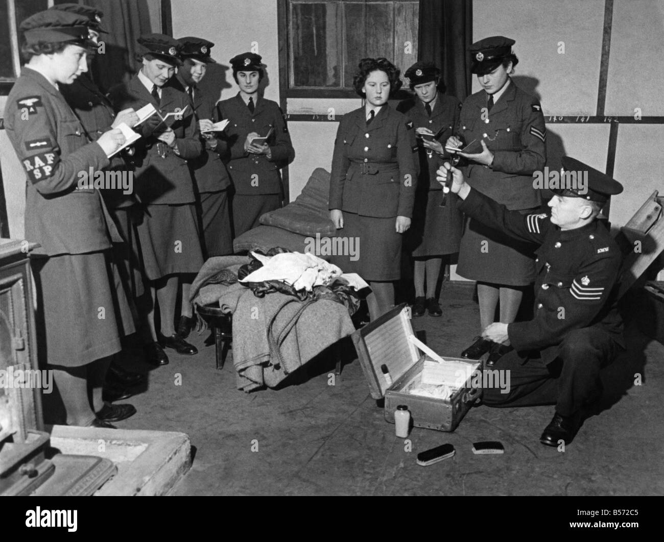 La Seconde Guerre mondiale, des femmes. W.A.A.F. La police de femmes en ...
