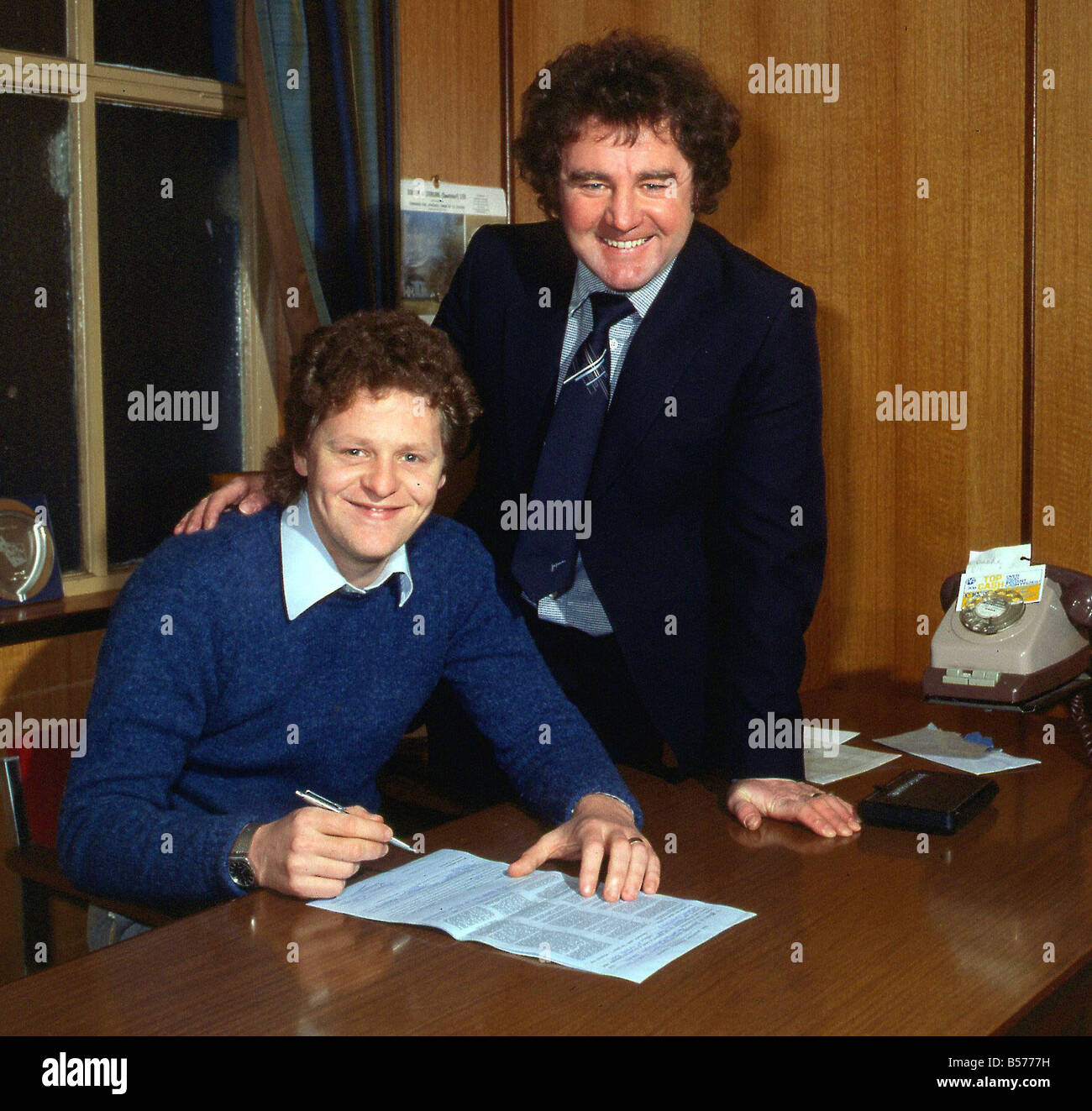 Signature contrat footballeur Banque de photographies et d’images à ...