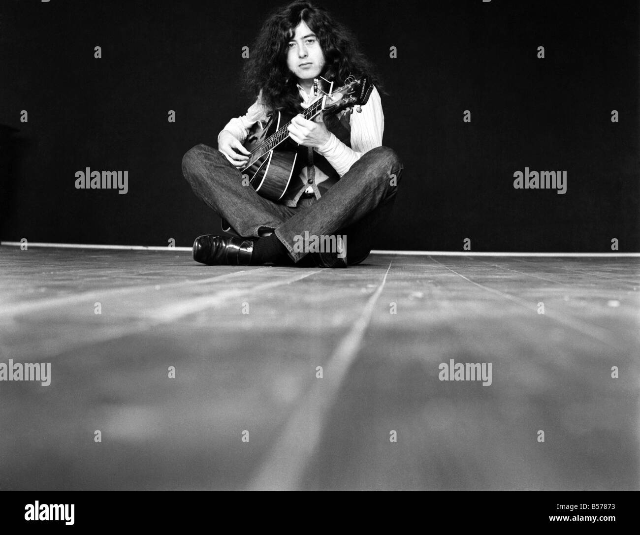Jimmy page led zeppelin january Banque d'images noir et blanc - Alamy