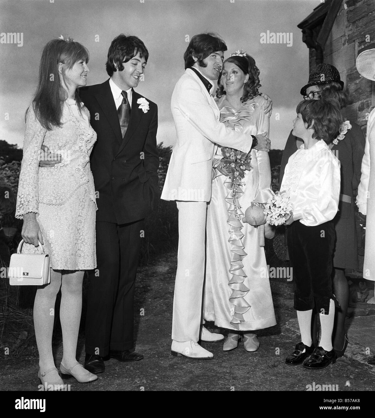 Mike McCartney's Wedding. Jane Asher, Paul McCartney, marié et mariée ...