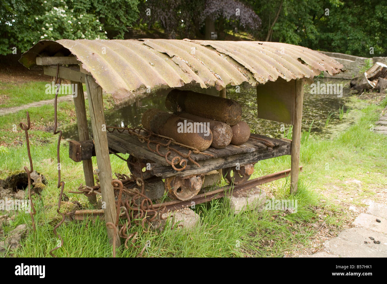 Des obus sur le Chateau de Hooge Crater près d'Ypres une mine détruit ...