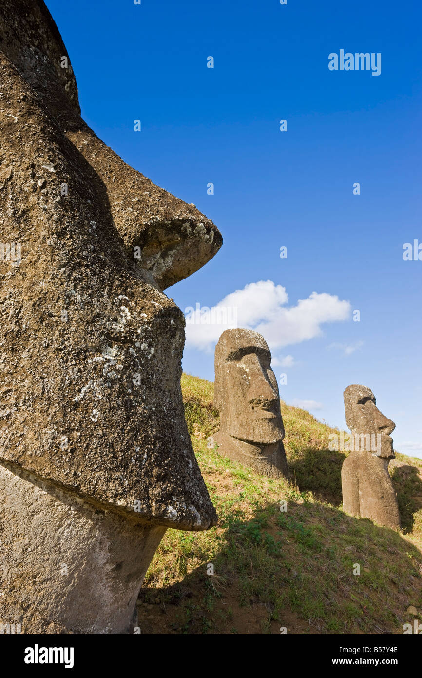 Statues Moai de pierre monolithique géant à Rano Raraku, île de Pâques ...