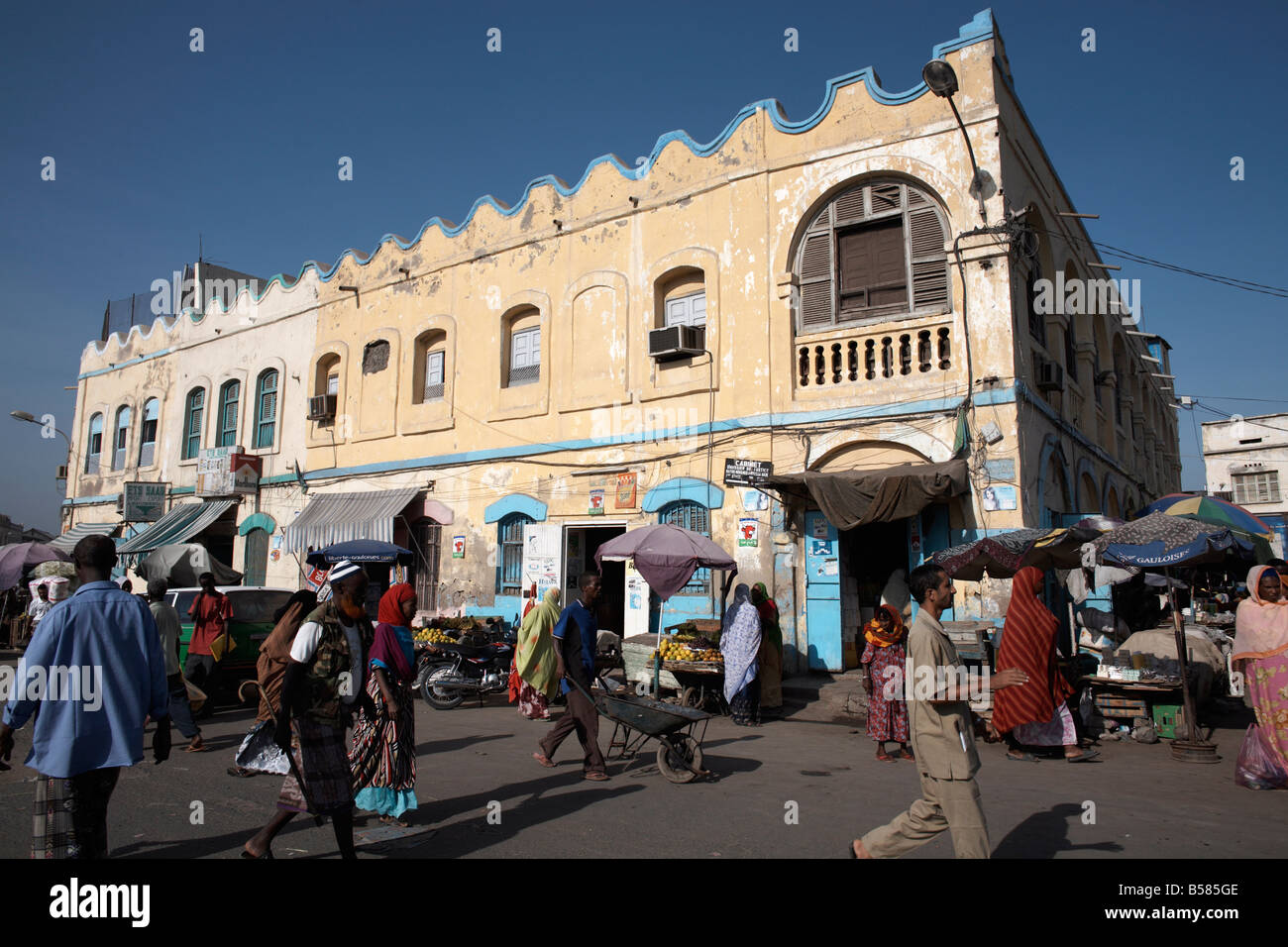 Place du 27 juin 1977 (Place Menelik) au cœur du quartier européen, la ville de Djibouti ...