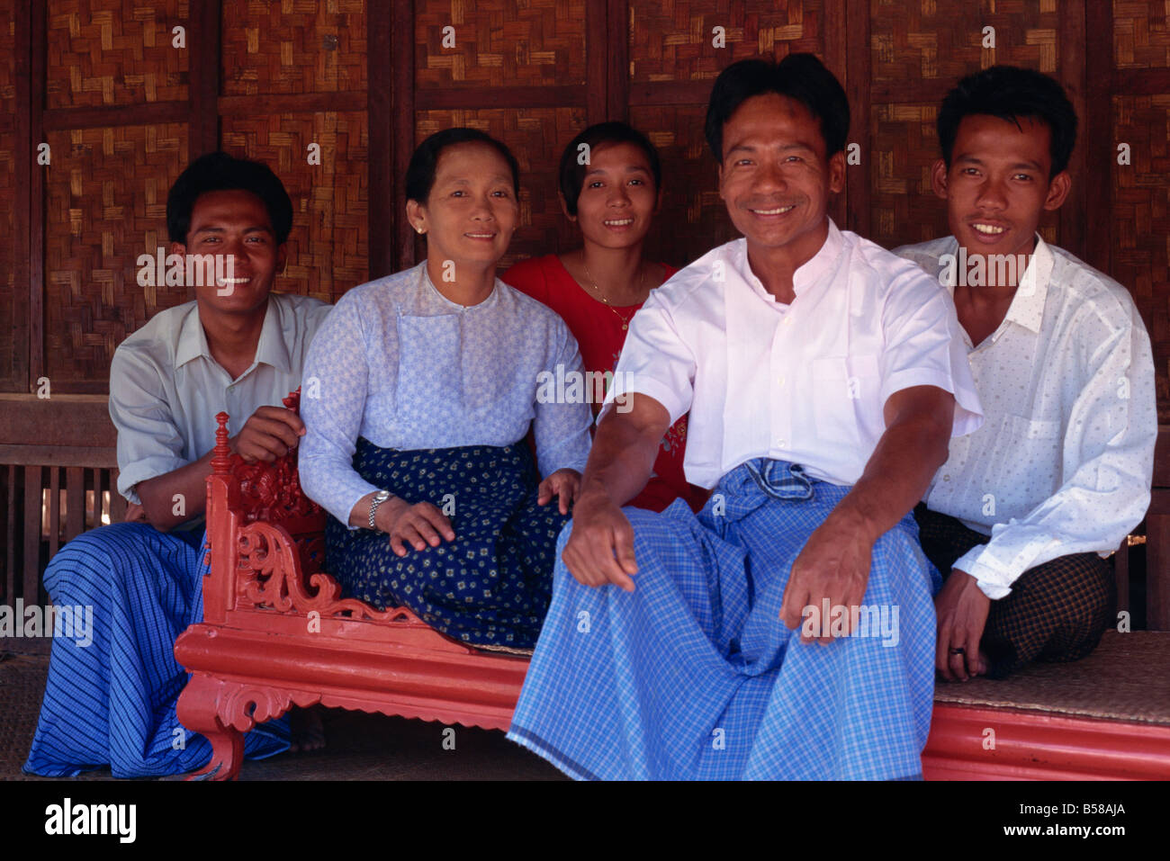 Familia birmana Banque de photographies et d’images à haute résolution ...