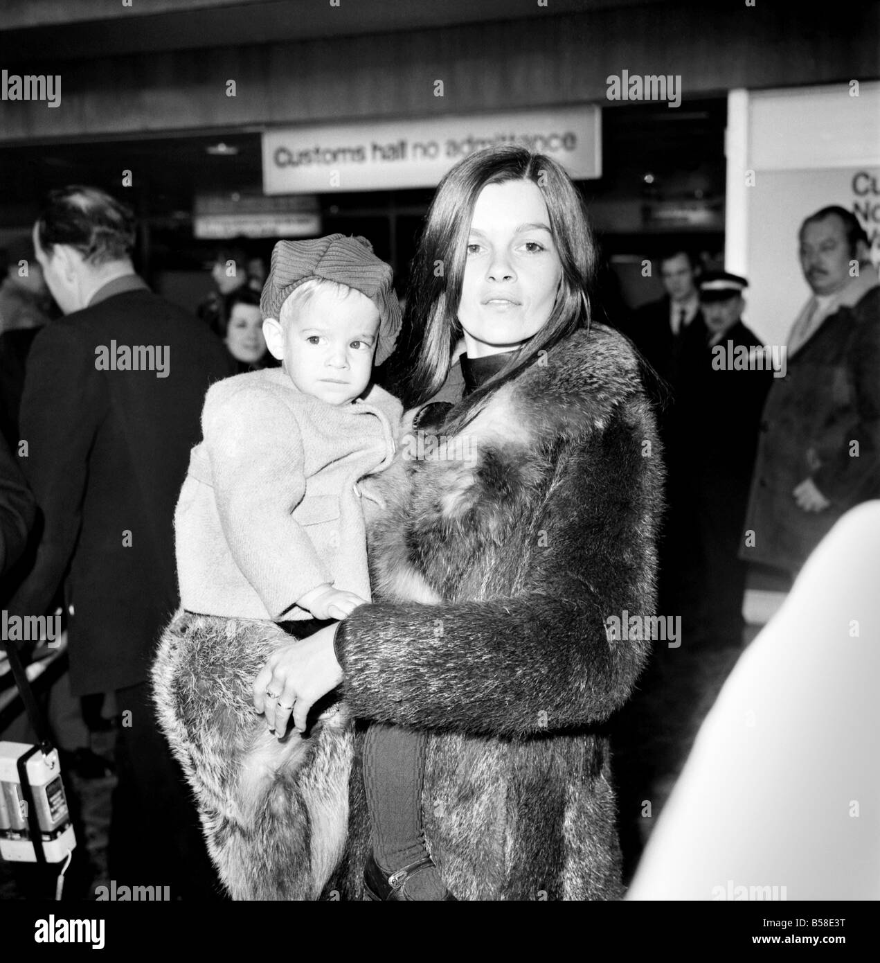 L'actrice Geneviève Bujold canadien-français sont arrivés à l'aéroport ...