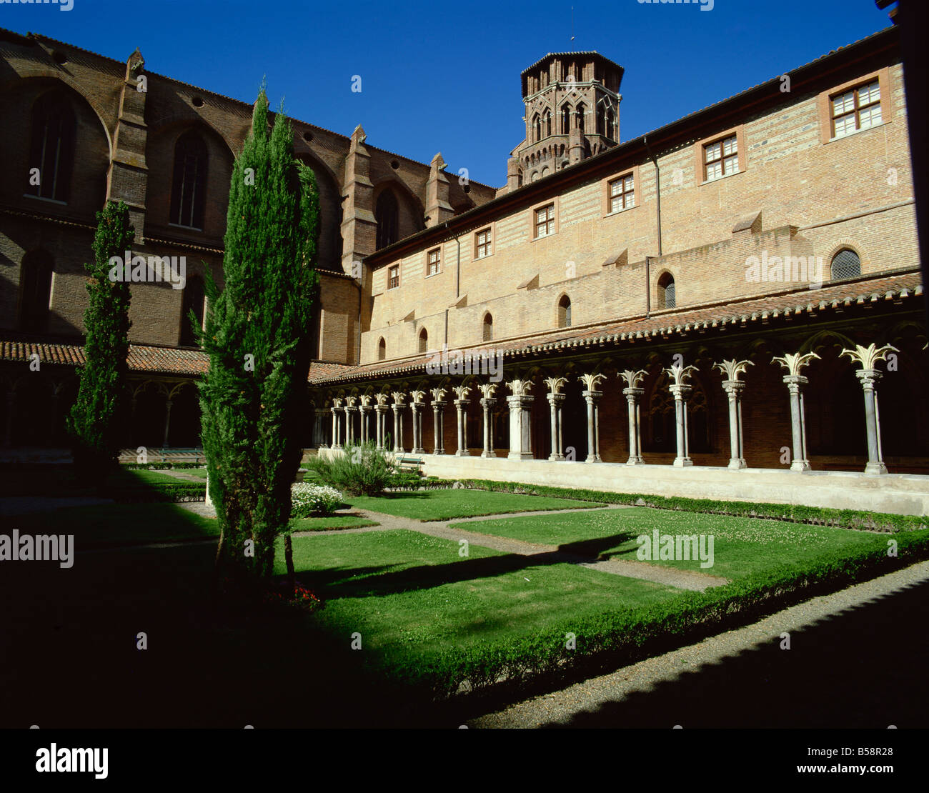Cloître du xive siècle Banque de photographies et d’images à haute ...