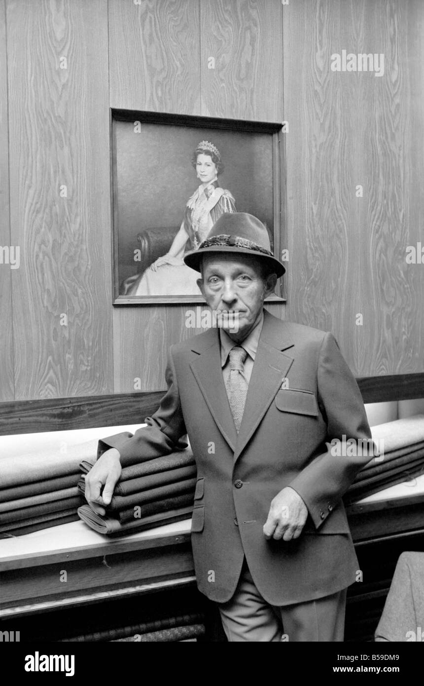 Bing Crosby, représenté à la boutique du tailleur exclusif devant un ... Bing Crosby, représenté à la boutique du tailleur exclusif devant un ...