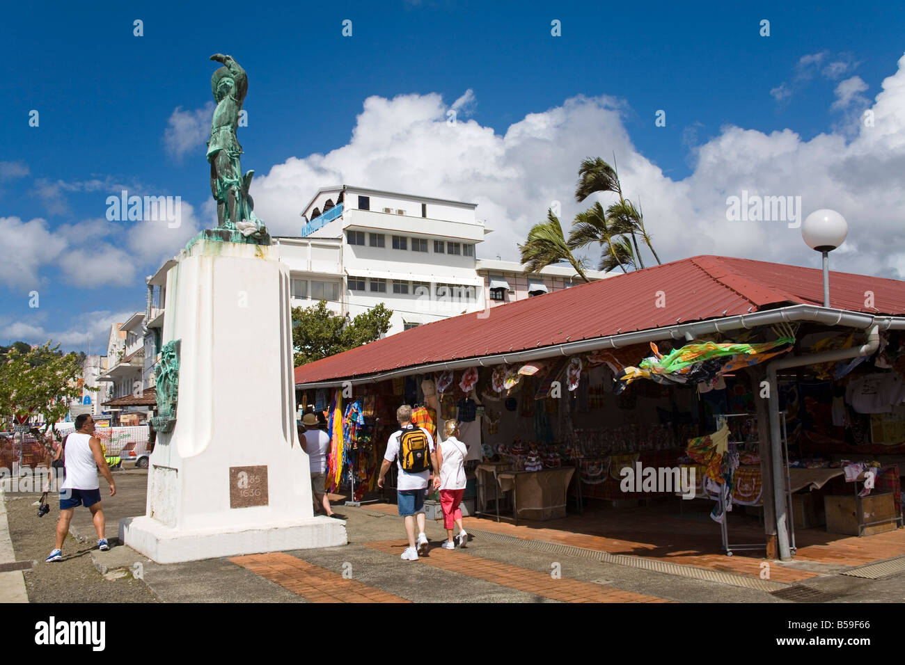Belain d'Esnambuc Statue, Marché artisanal dans la Savane Park, Fort-de ...