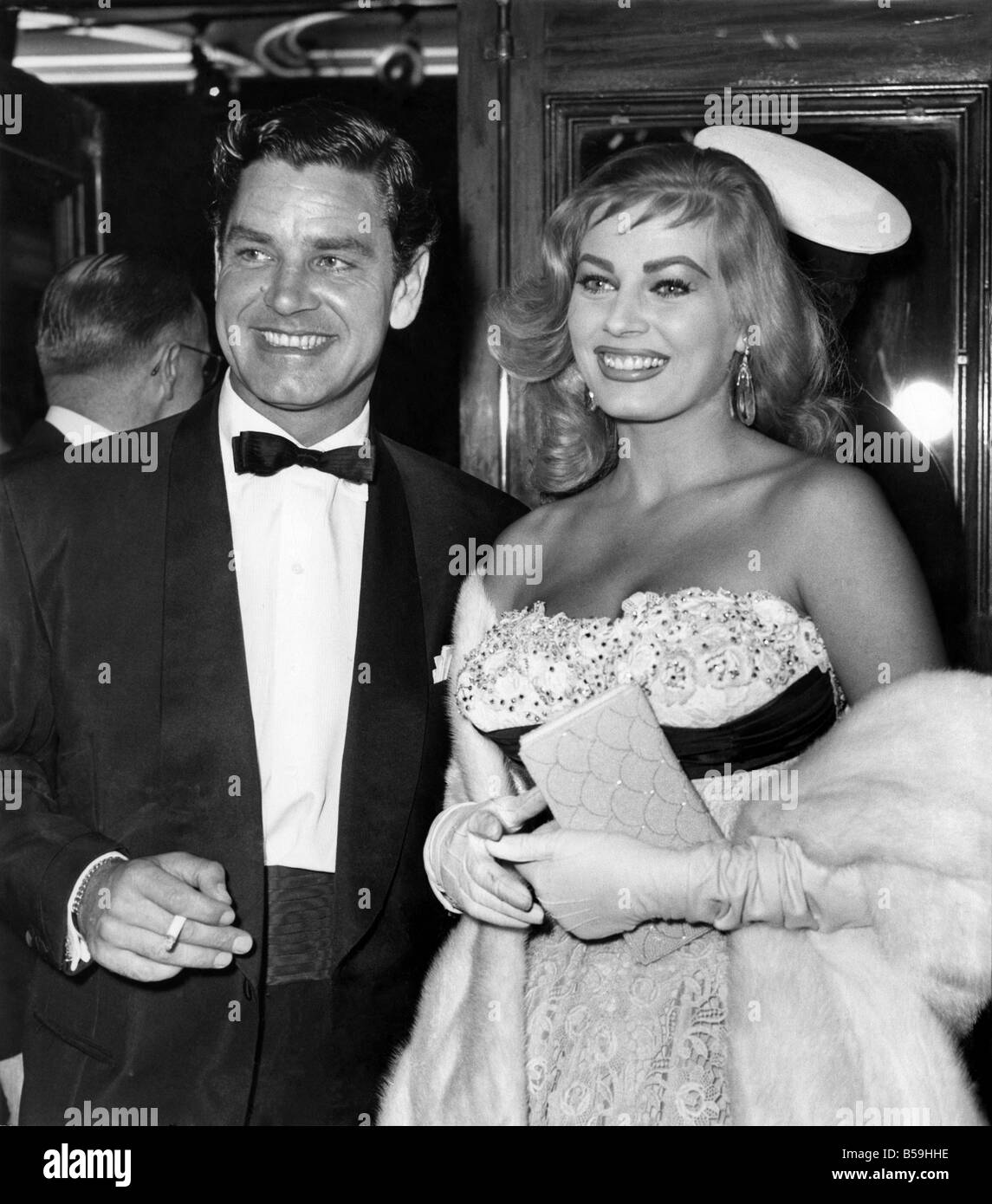 Screaming adolescents assaut Anita Ekberg et Anthony Steele lorsqu'ils ...