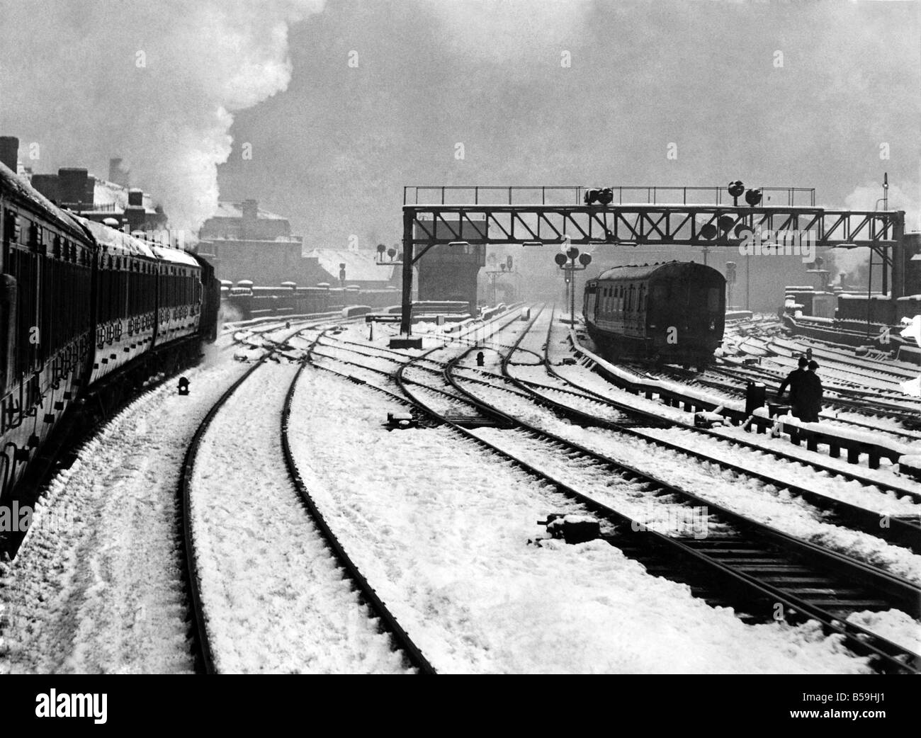 La vapeur d'un train en gare de Victoria de Manchester. Leur entrée ...