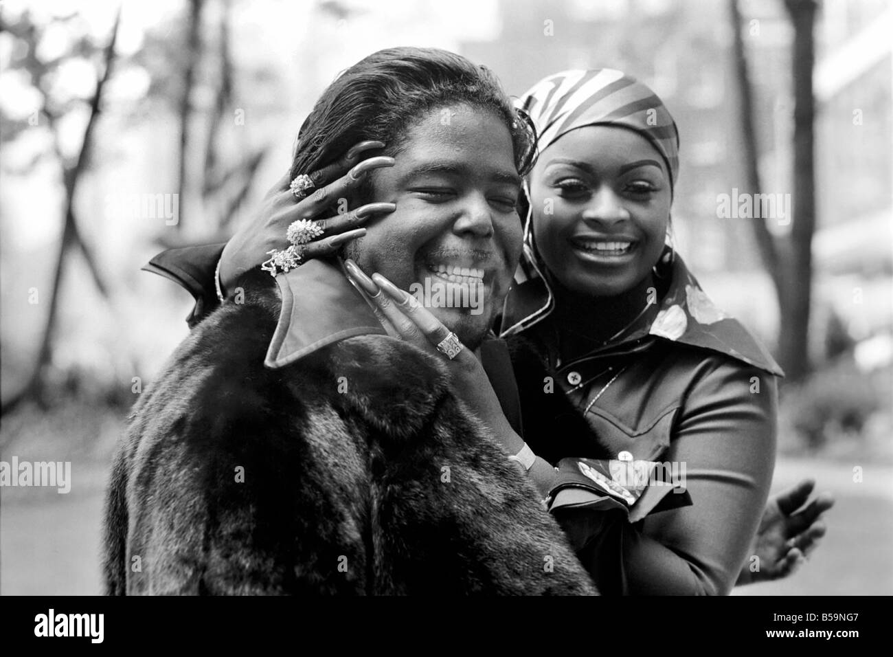 Pop star Barry White avec son épouse Goldean afficher son affection et ...