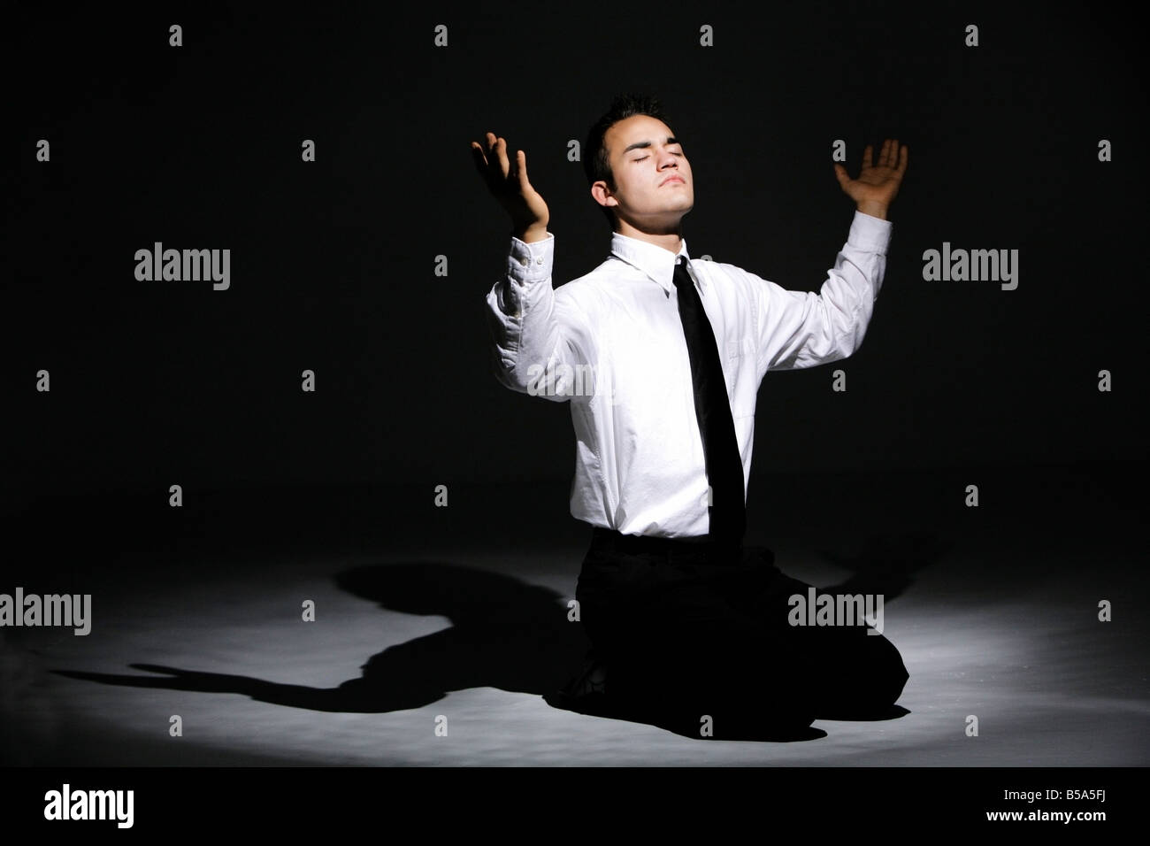 Agenouiller jeune Banque de photographies et d’images à haute ...