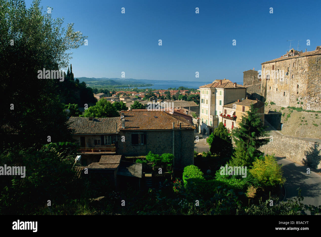 Vue sur les toits du village de Lac de Bolsena de Bolsena Lazio Italie ...