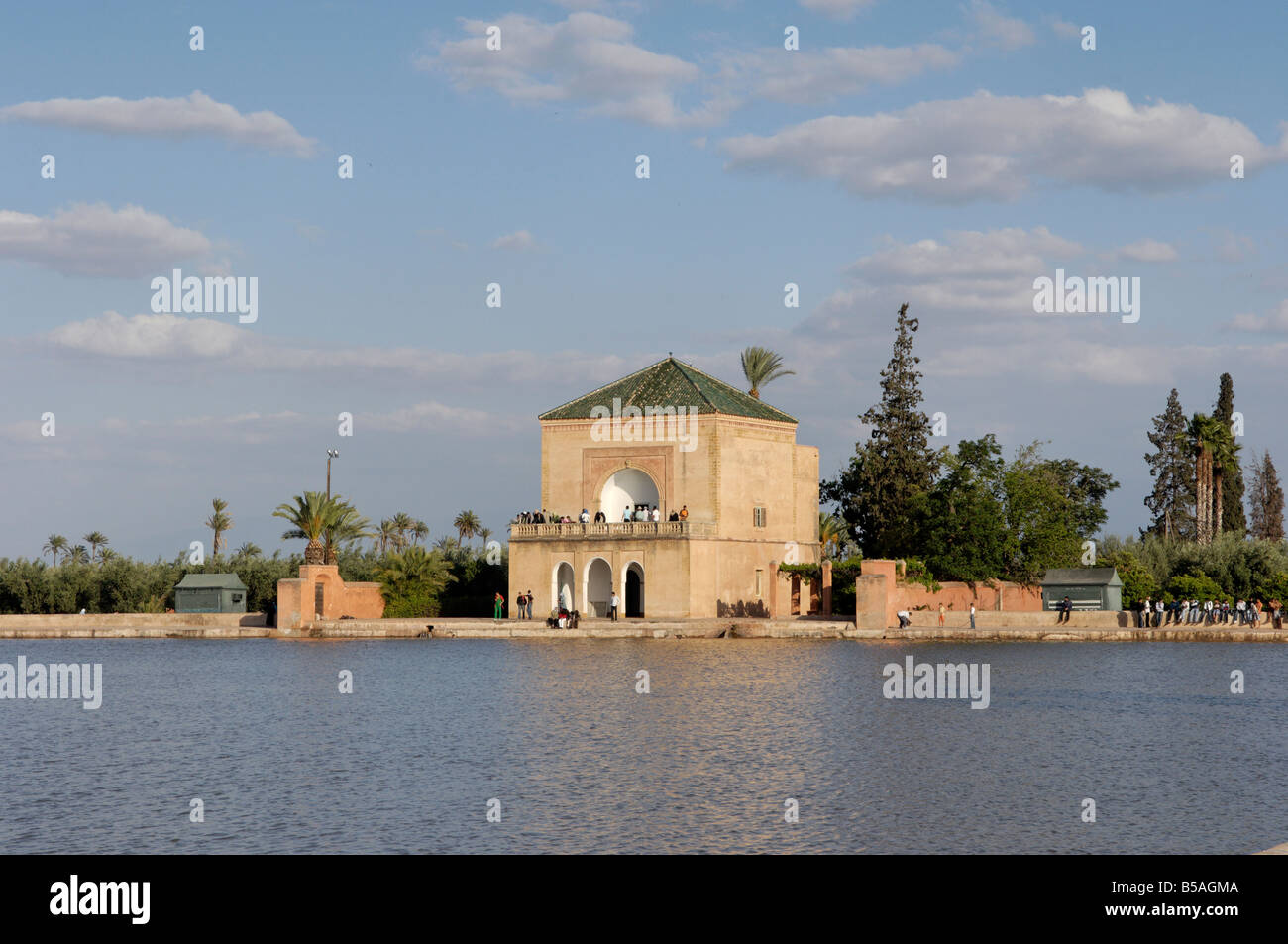 Les jardins de la Menara, où les Almoravides construit une immense ...