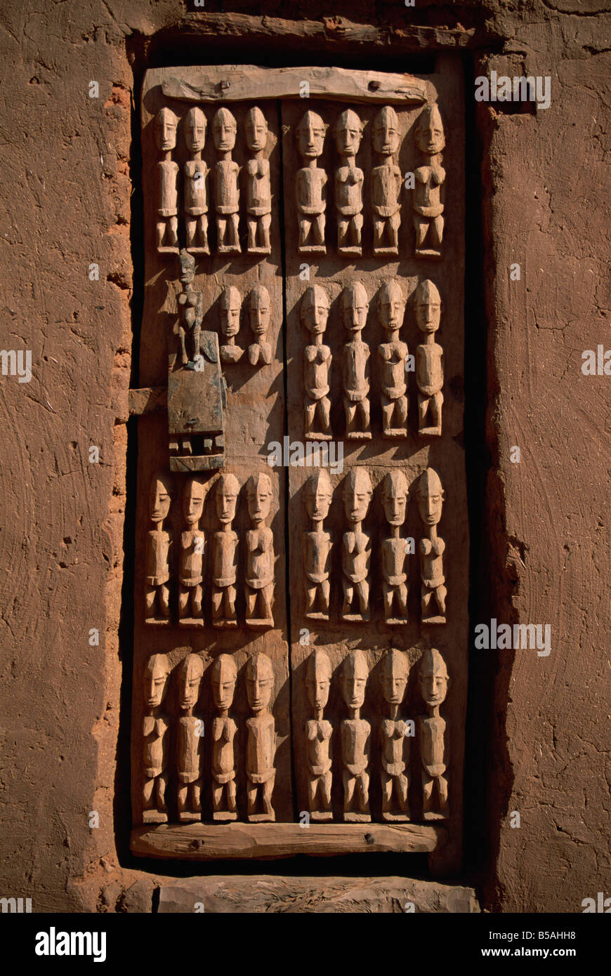 Close-up of grenier porte représentant les ancêtres des Dogons, village ...