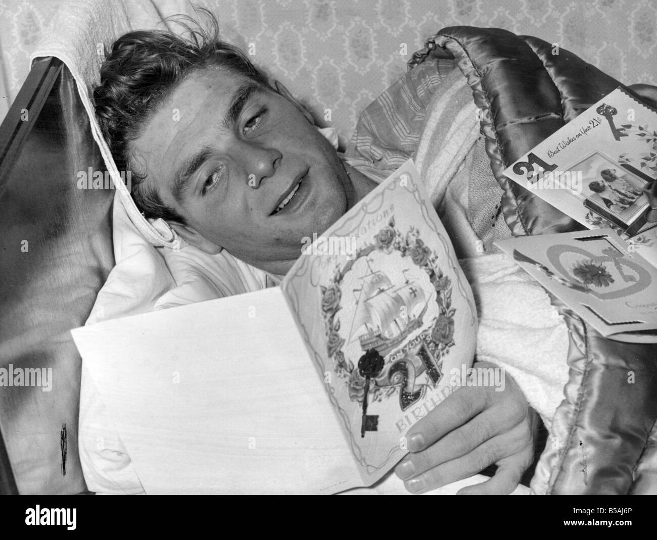 Manchester United star Duncan Edwards au lit avec la grippe sur son 21e ...