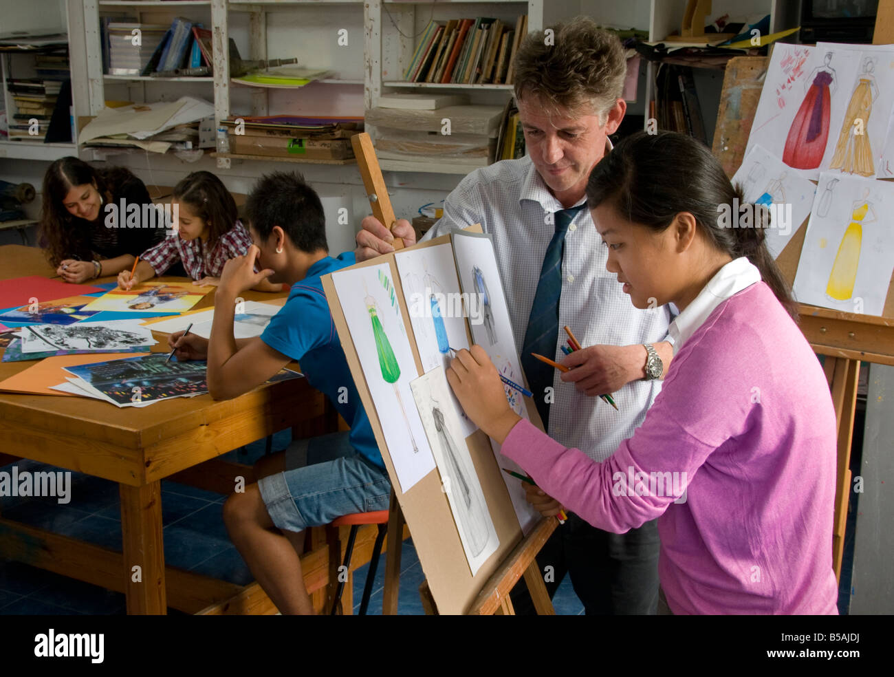 École Art Class design de mode avec professeur et adolescente de fille ...
