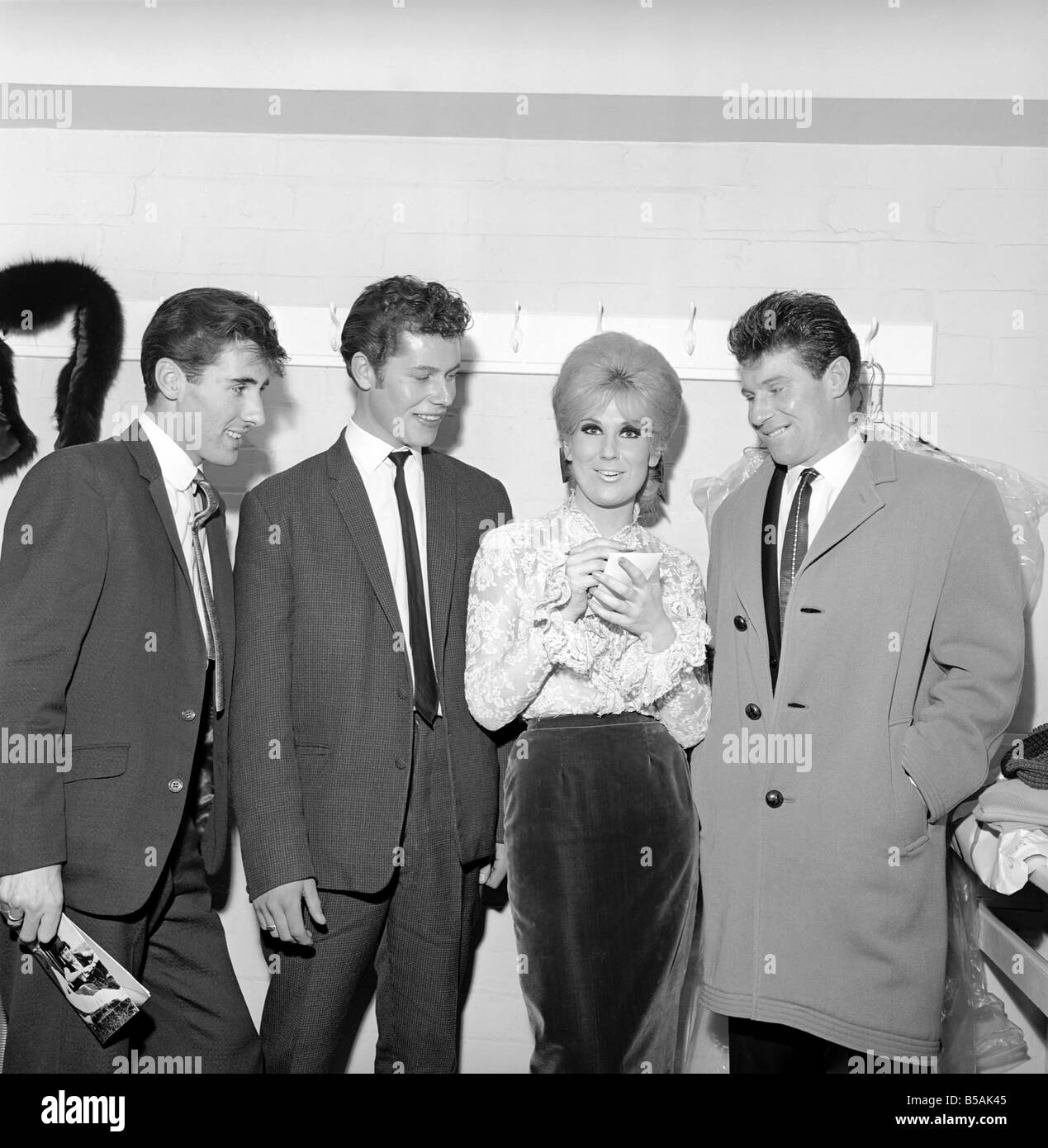 Dusty springfield singer Banque d'images noir et blanc - Alamy