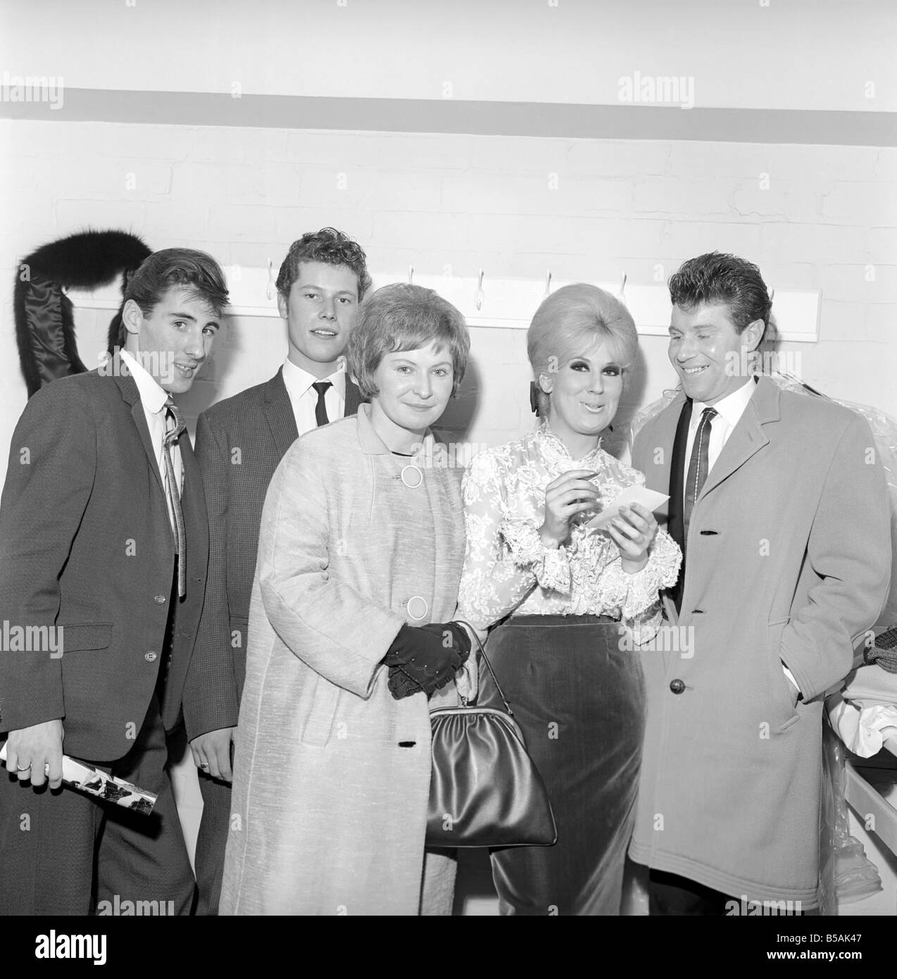 Dusty springfield singer Banque d'images noir et blanc - Alamy