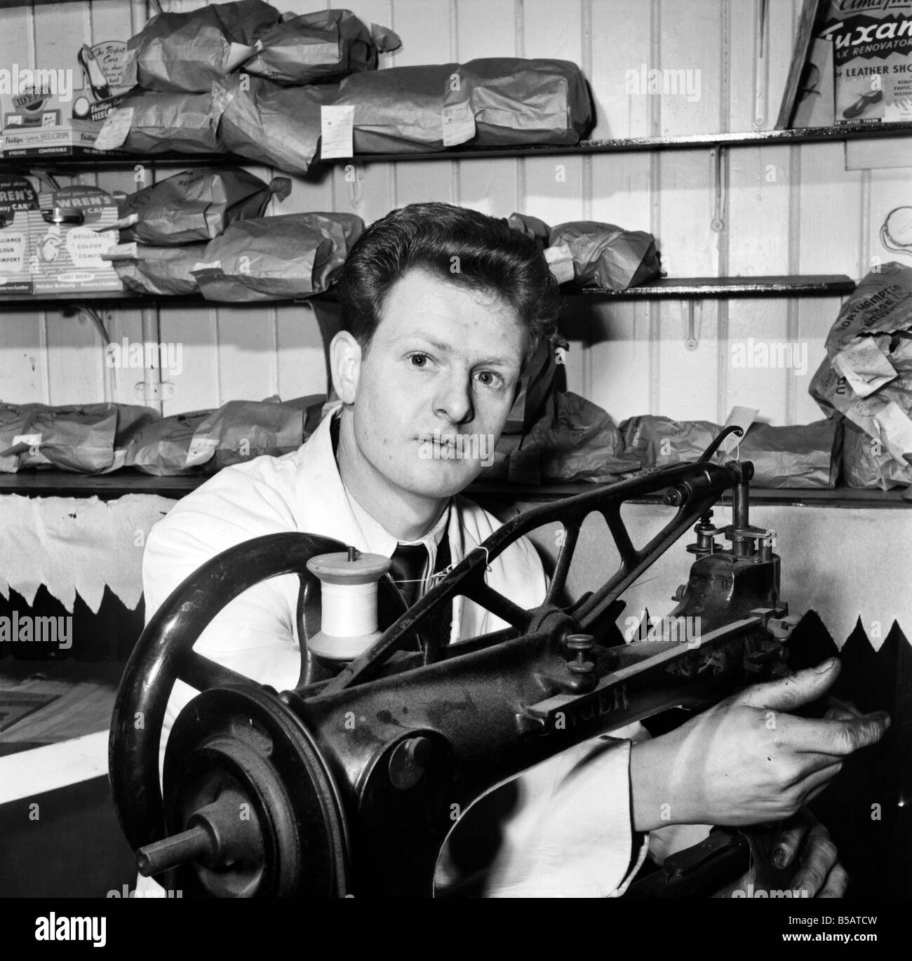 Occupations : Cordonnier M. Steptowe vu ici travailler à sa machine à ...