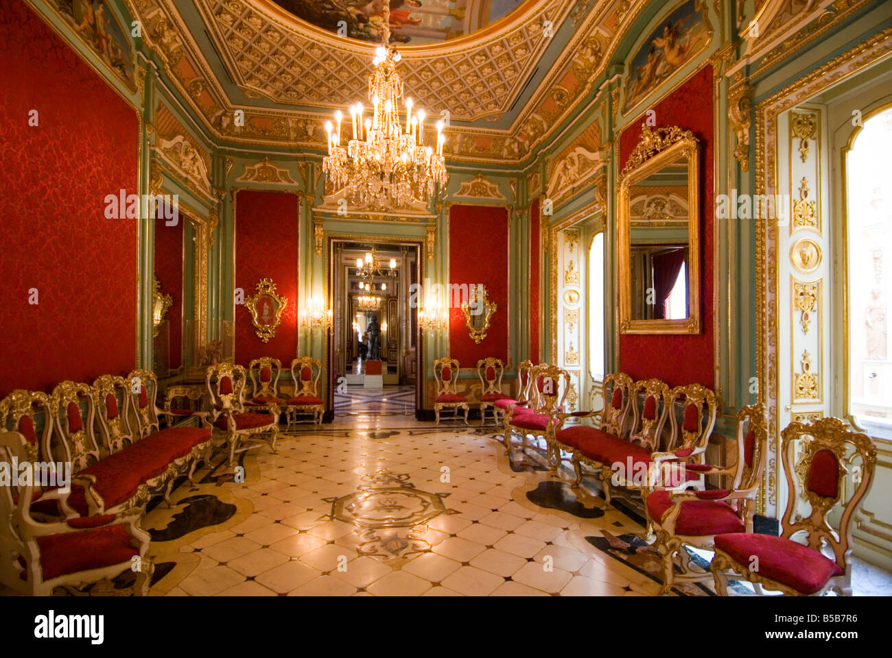 La salle rouge à l'intérieur de la Sala Roja Palacio del Marqués de Dos ...