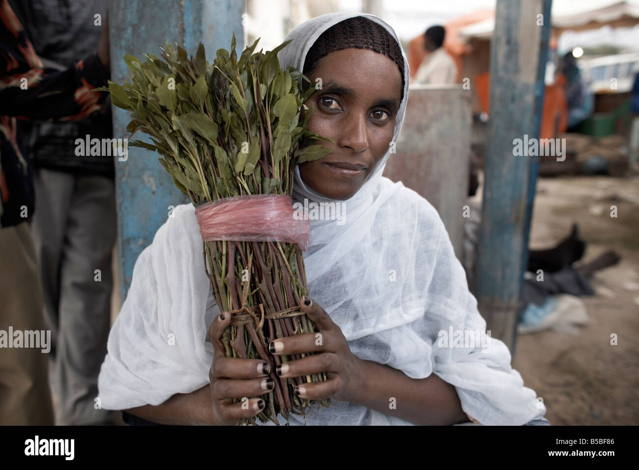 Une femme vendant du khat (QAT) (chat) dans la ville d'Hargeisa ...
