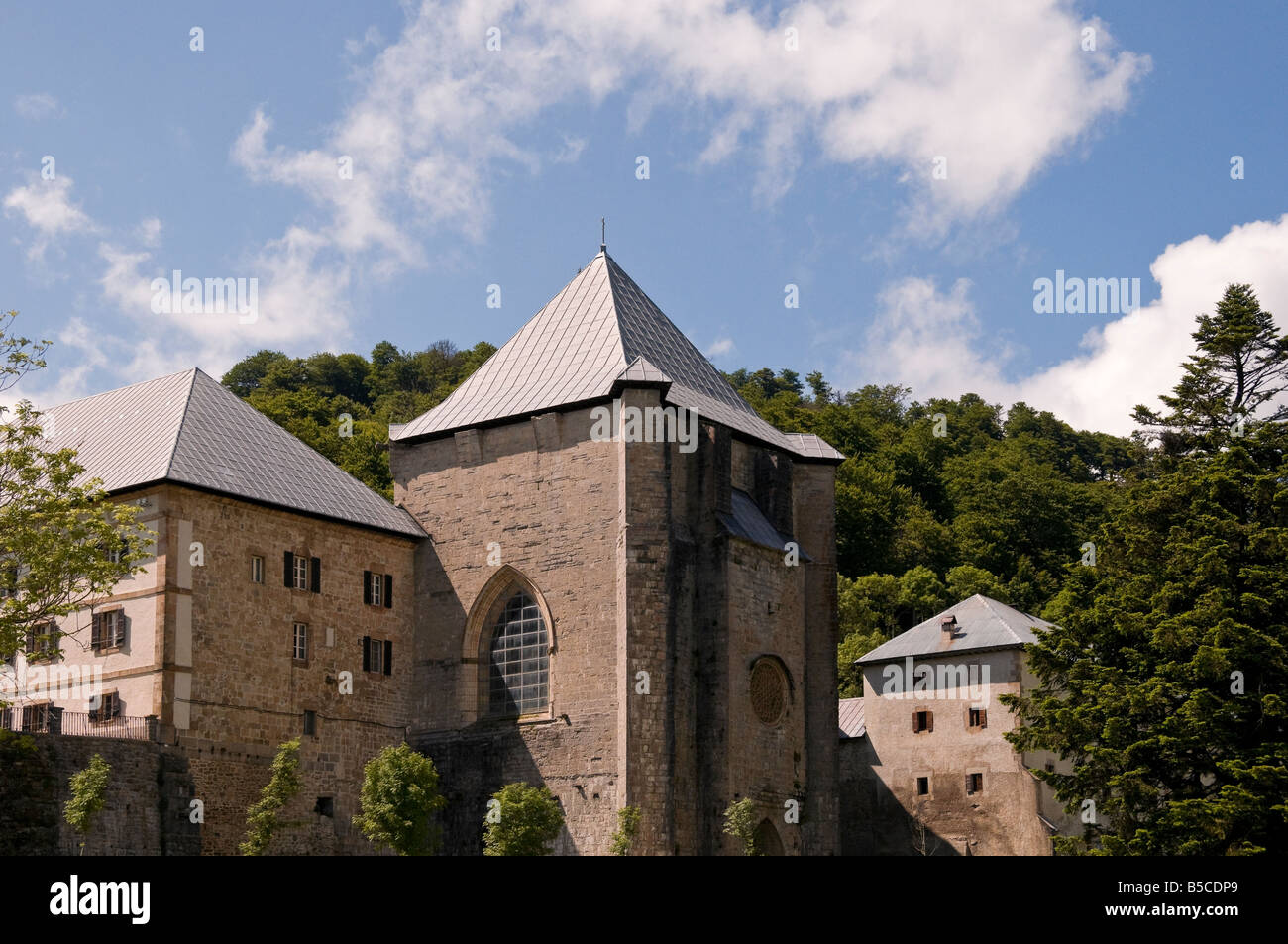 Monastère de Roncevaux, Espagne Le toit gris du monastère sur le Chemin ...