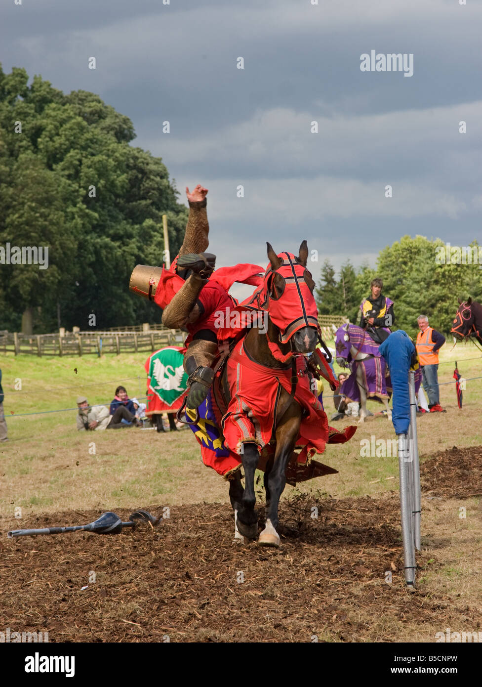 Knight de tomber de cheval à une joute Photo Stock - Alamy