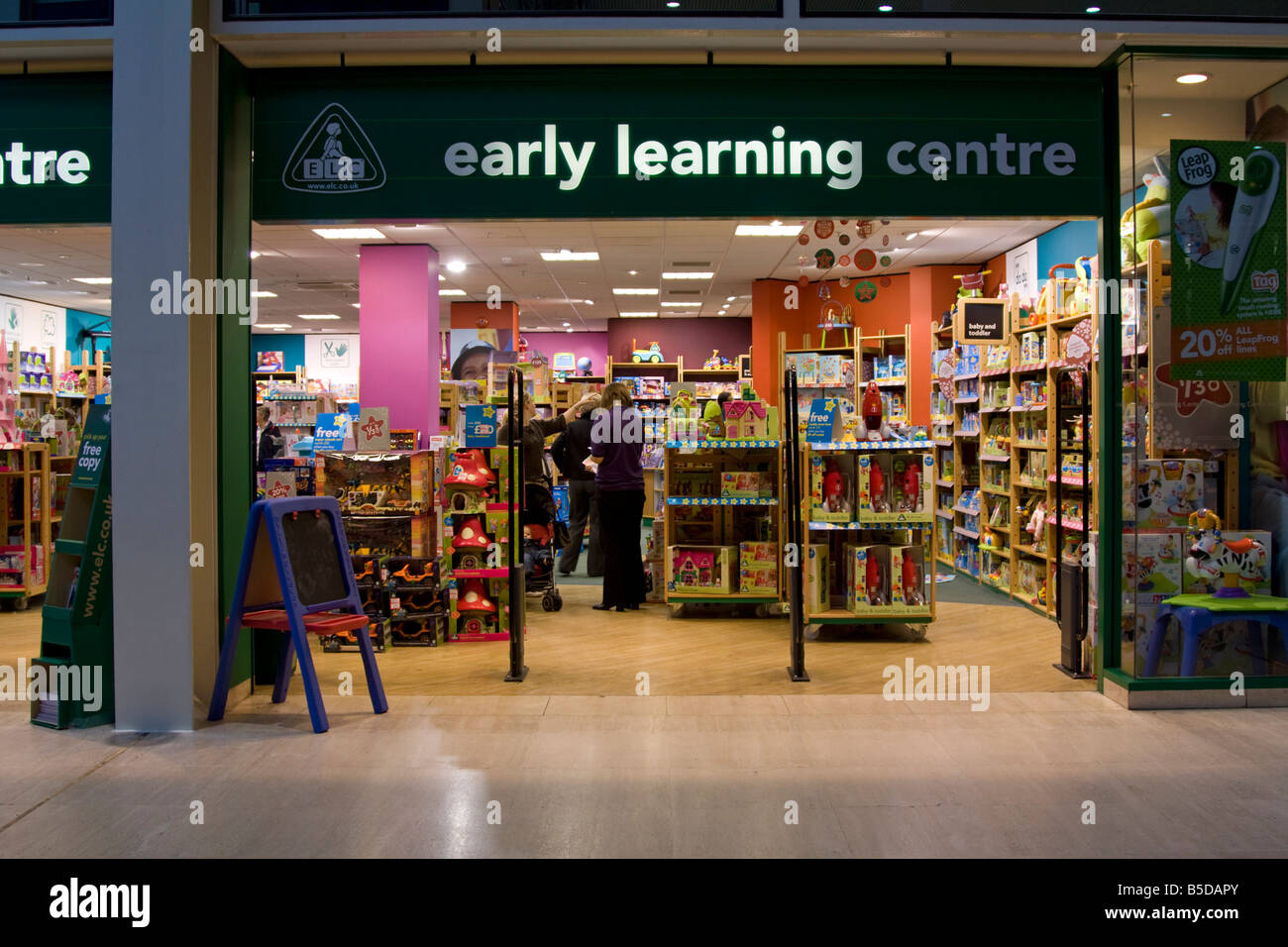 Chaîne de magasin de jouets Banque de photographies et d’images à haute résolution - Alamy