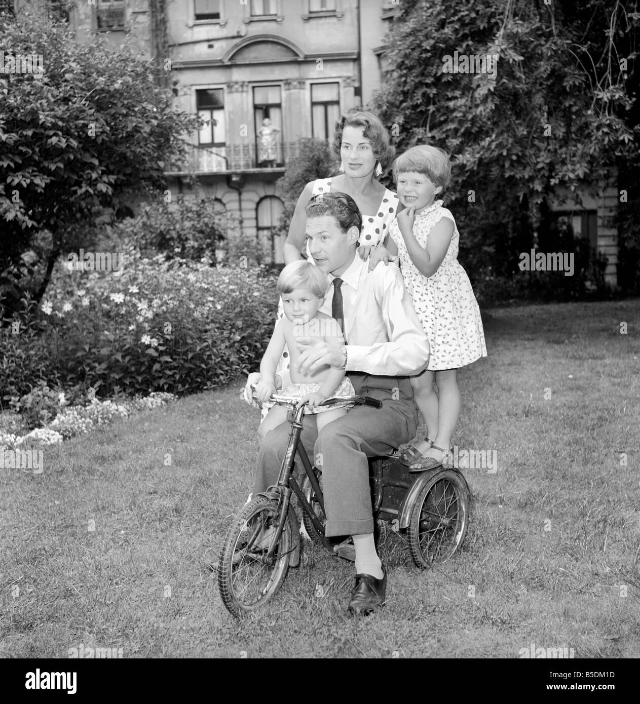L'animateur de la BBC Alexander McIntosh vu ici à la maison avec sa ...